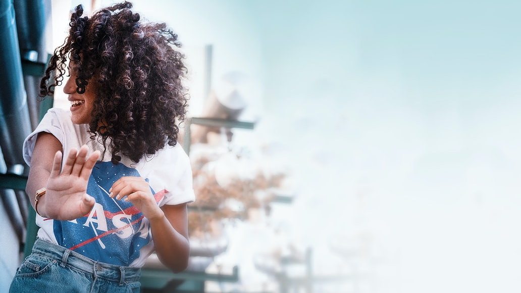 How to Defrizz a Curly Synthetic Wig - 5 Best Methods
