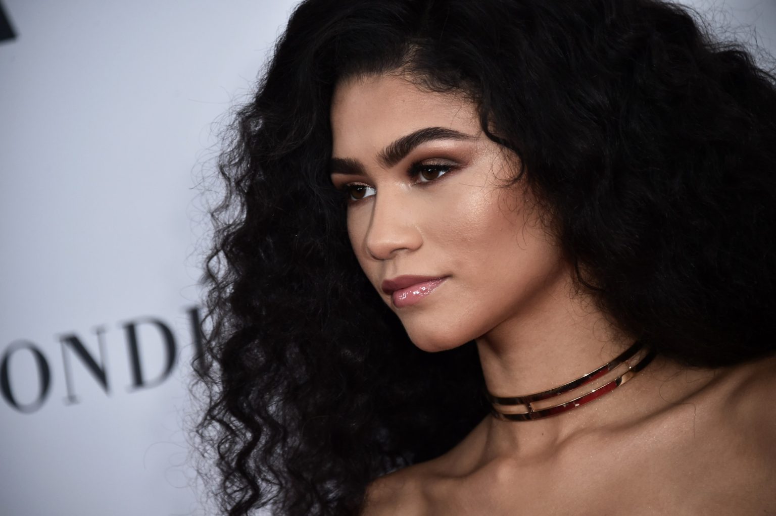 Actresses Who Wear Wigs - WigReports.com